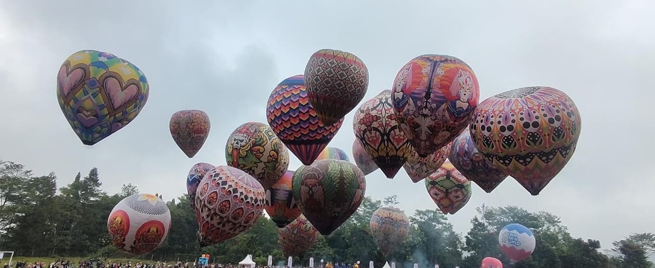 Citra Swarna Tembong City Hadirkan Belasan Balon Udara dengan Berbagai ...
